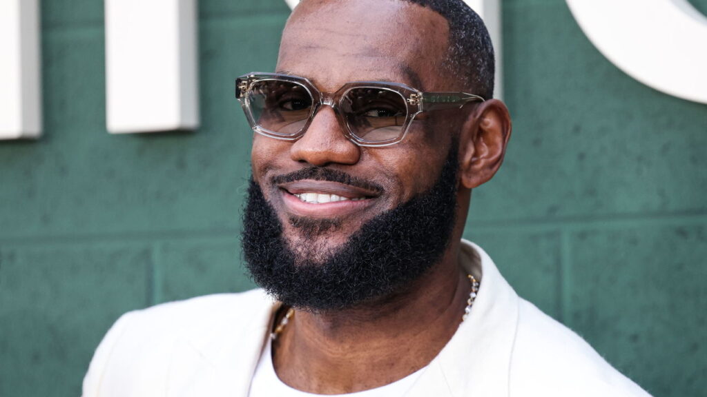 Enquanto Jordan faturou 86 milhões de dólares, salário de LeBron na NBA ...