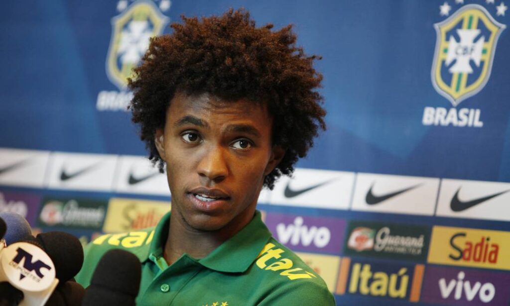 Willian desembarcou do avião para apresentação na Arena do Grêmio ...
